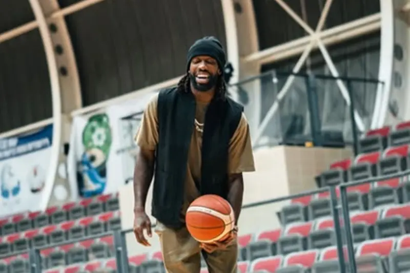 Ex-jogador da NBA é preso acusado de agredir um parente e ‘impedir ...